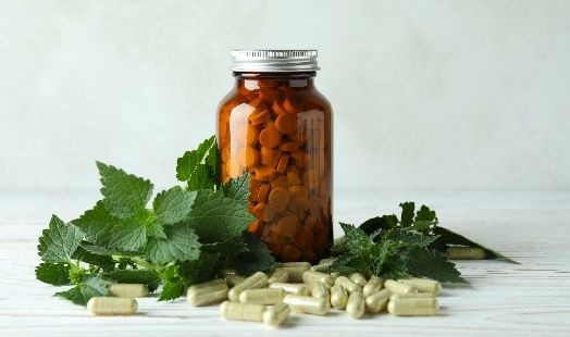 Ortie : bienfaits et utilisations – Arthrose, prostate, peau grasse